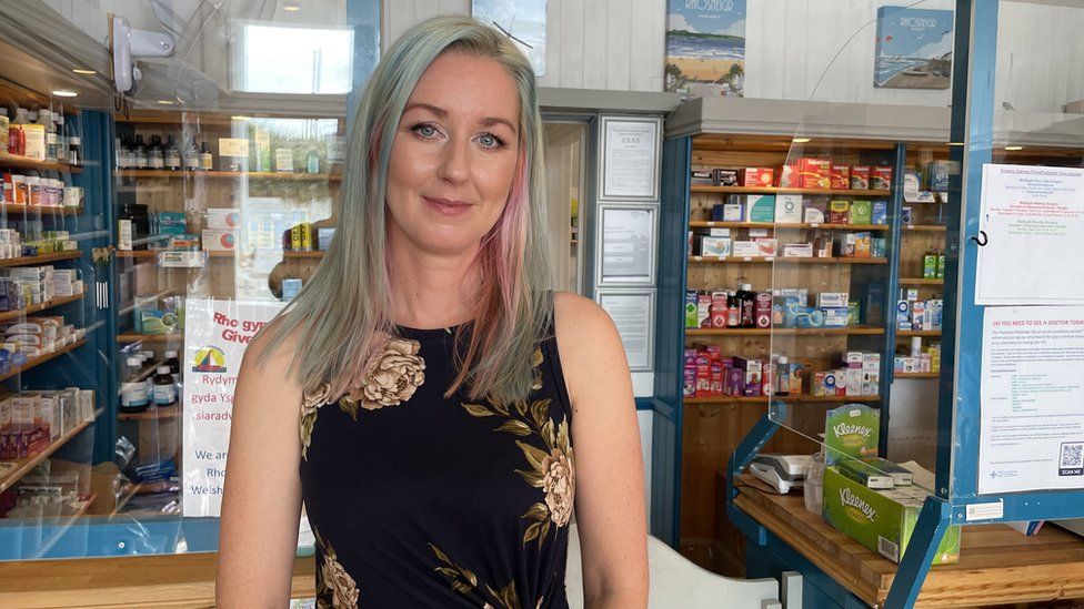 Fferyllwyr 'dan bwysau' i gynnig mwy heb ragor o arian - BBC Cymru Fyw