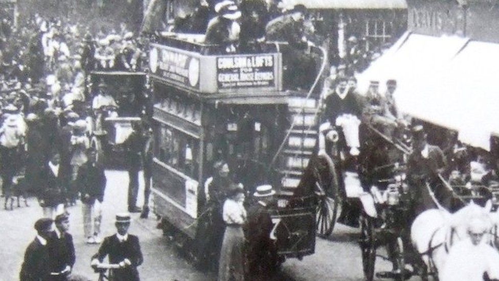 Cambridge tramcar restored by Ipswich Transport Museum - BBC News