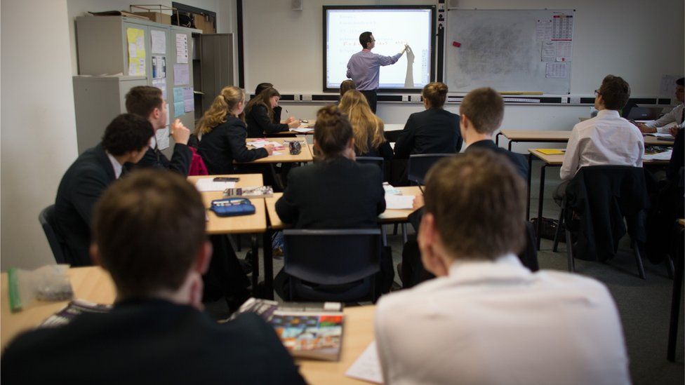 School-leavers 'lack essential workplace skills' - BBC News