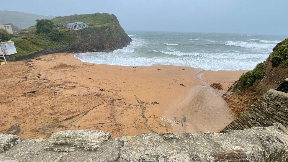 Storm Antoni: RNLI warns swimmers of 'unpredictable seas' - BBC News