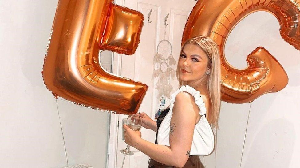 Menyw ifanc wedi'i haflonyddu yng Nghaerdydd - BBC Cymru Fyw