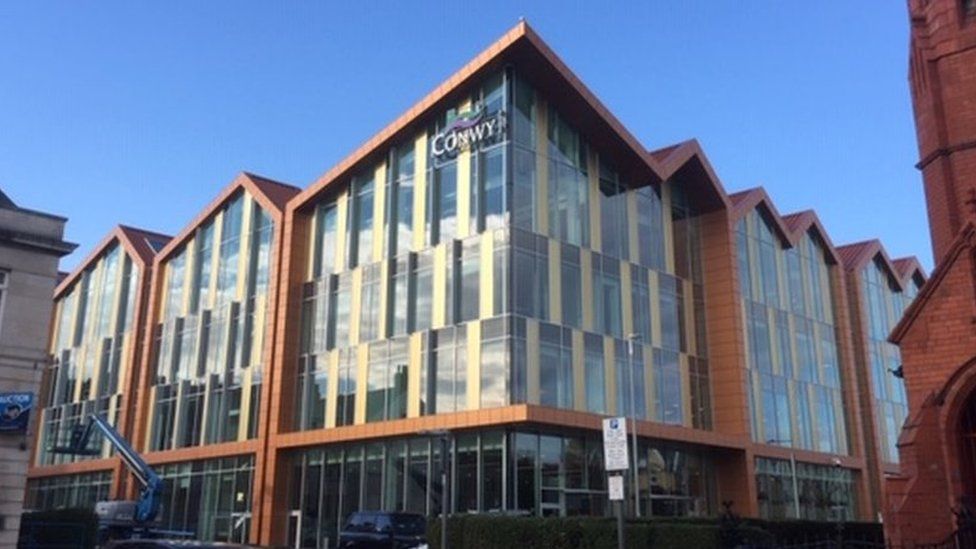 Cyngor Sir Conwy am roi £49m ar gyfer ysgolion - BBC Cymru Fyw