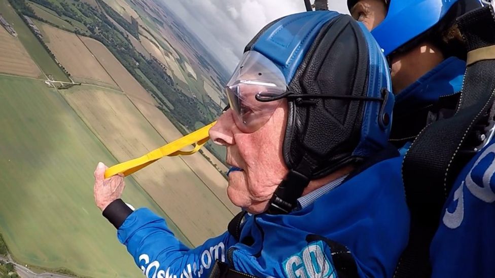 D-Day veteran Harry Read dies aged 97 - BBC News