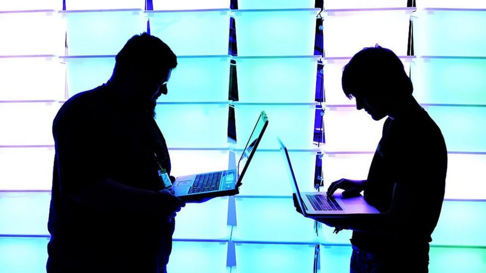 Russian hackers 'target' presidential candidate Macron - BBC News