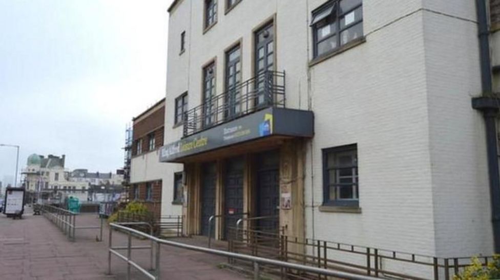 Swimming pools in south-east England given funding boost - BBC News