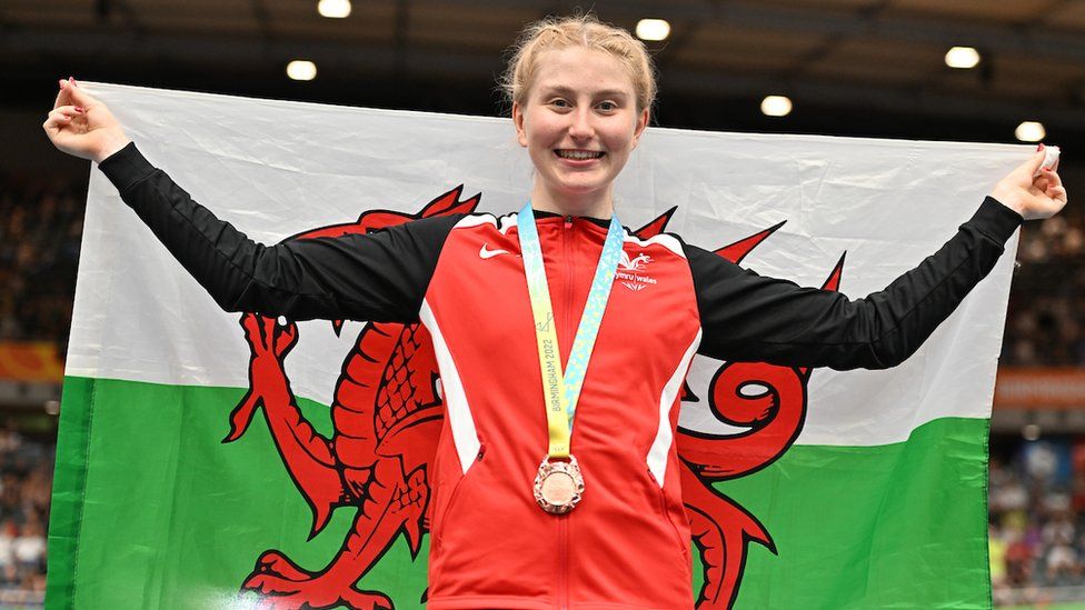 Y seiclwr Eluned King yn anelu am y Tour de France - BBC Cymru Fyw