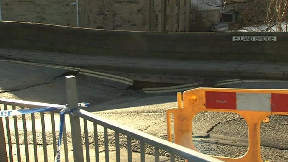 UK Floods: Collapsed Elland road bridge 'beyond repair' - BBC News
