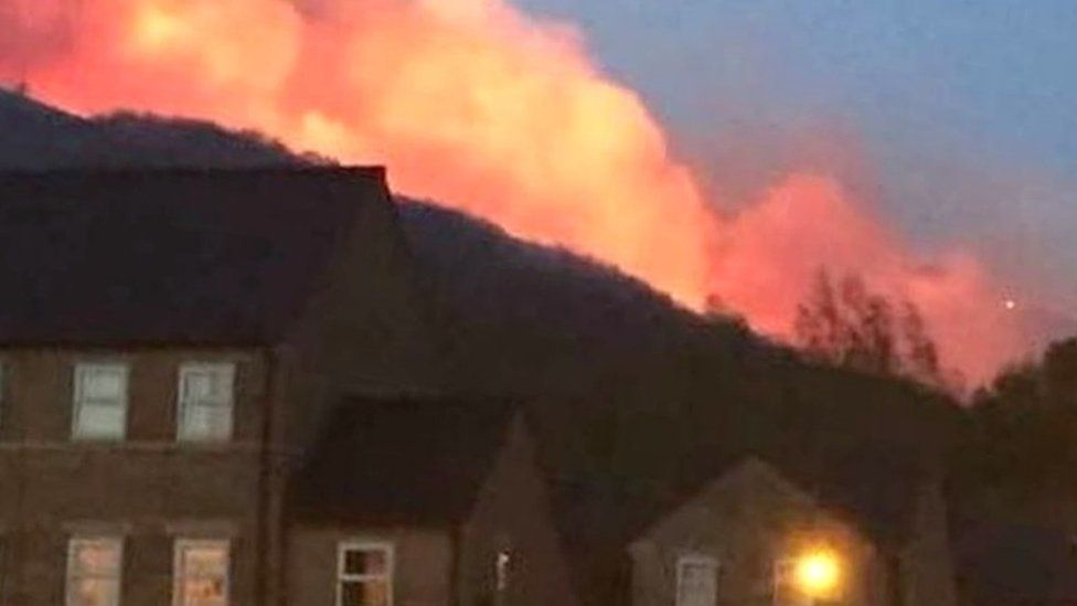 Fire hits moorland above homes in Stalybridge - BBC News