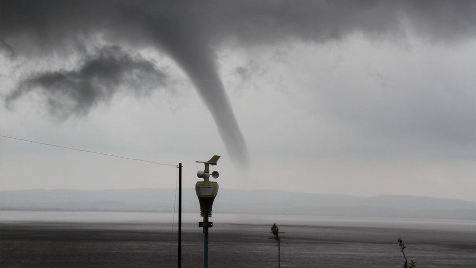 Impressive waterspout spotted in Bristol Channel - BBC Weather