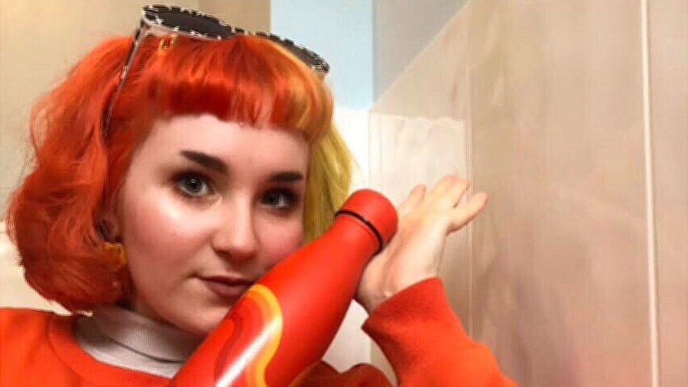 Coronavirus: Pub landlords delivering food to NHS workers - BBC News