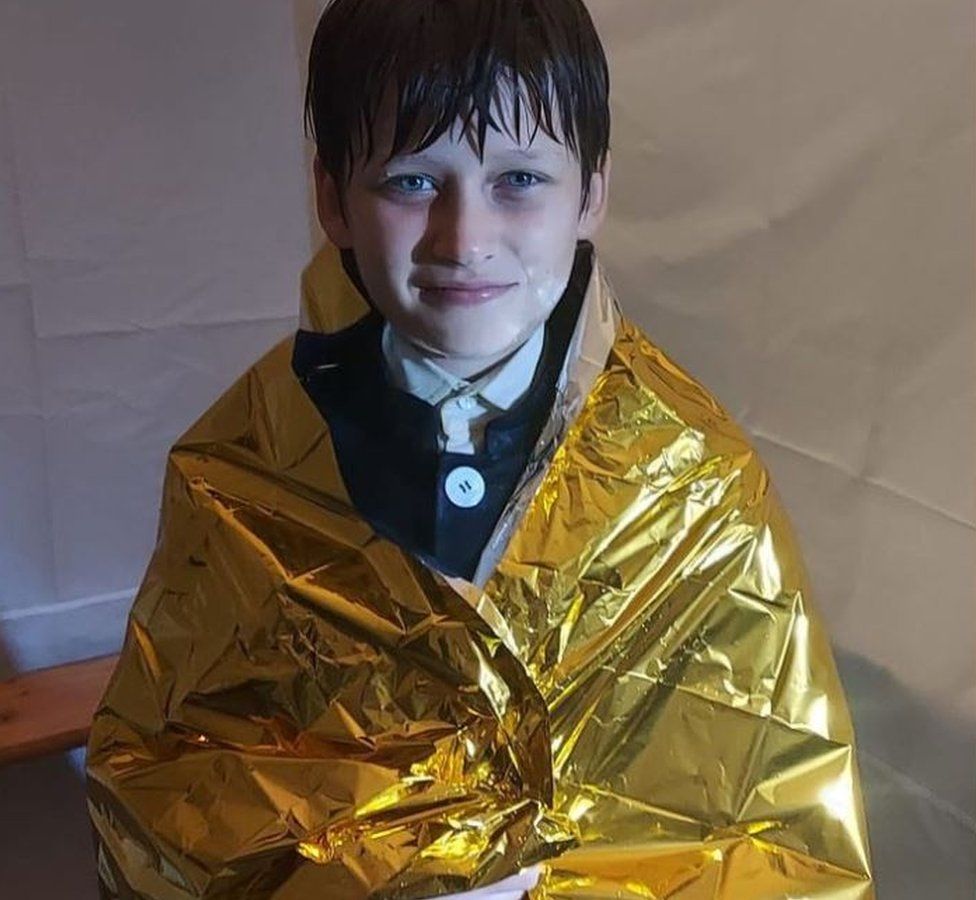 Dod i 'nabod Fflyn Edwards, actor ifanc The Crown - BBC Cymru Fyw