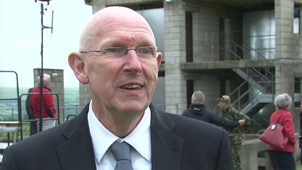 Teyrngedau i Mike Pearson o fyd y theatr yng Nghymru - BBC Cymru Fyw