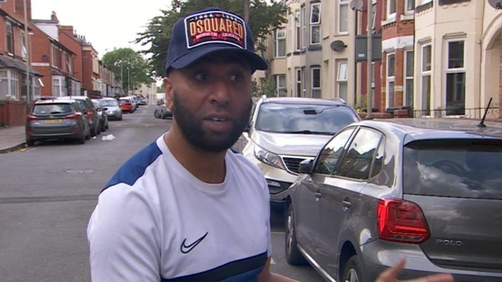 Leicester fatal stabbing prompts murder investigation - BBC News