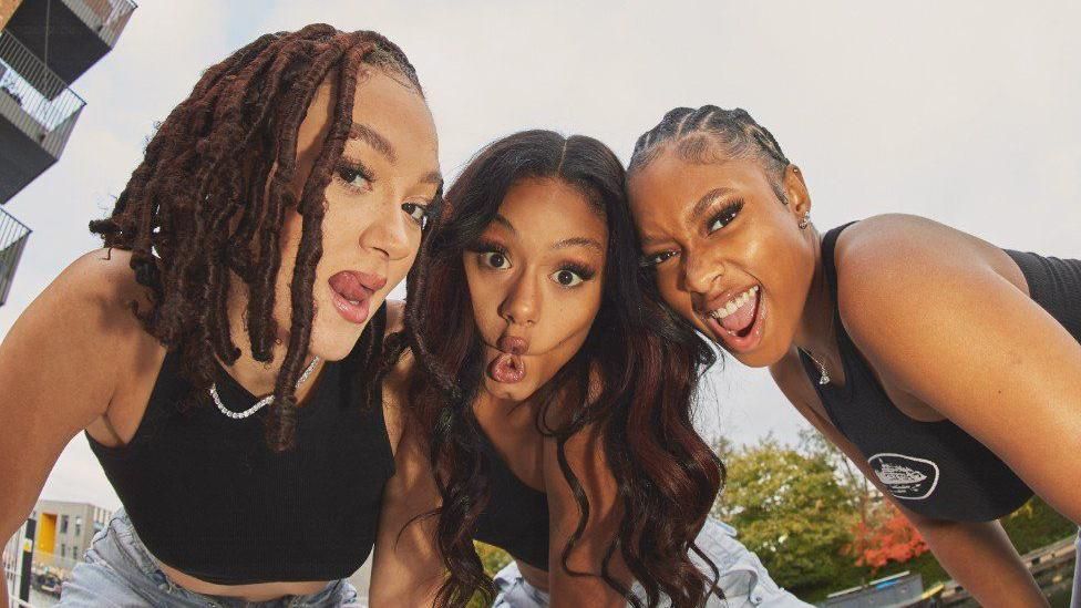 Reading Festival: Over 30 acts added to line-up - BBC News