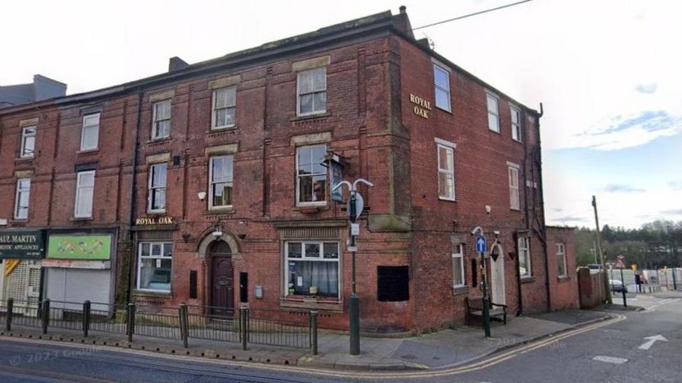 Regulars worried as 200-year-old listed pub in Oldham closes - BBC News