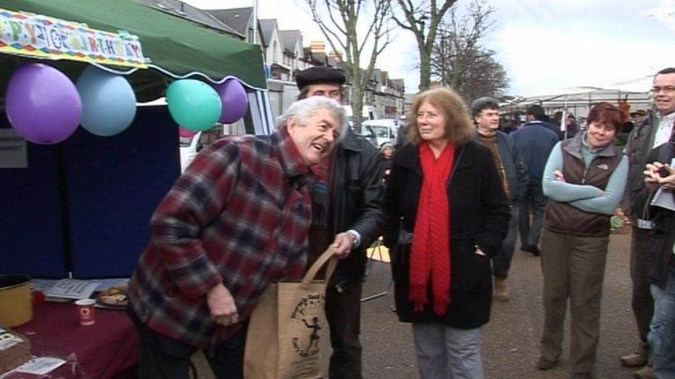 Rhodri Morgan: Tributes paid to 'a real father figure' - BBC News