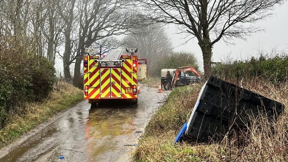 Syrup spill creates sticky problem on road in Dorset - BBC News