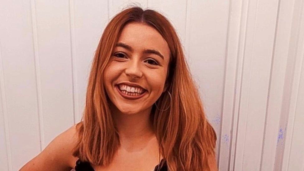 Hiraethu am y bywyd wedi'r cwis Zoom... - BBC Cymru Fyw