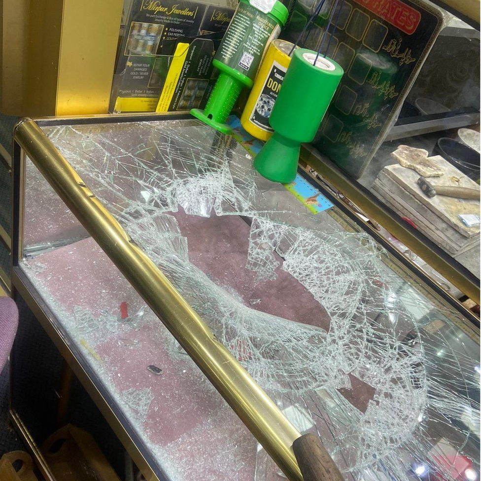 Harehills jeweller left with £25k losses after armed raid - BBC News