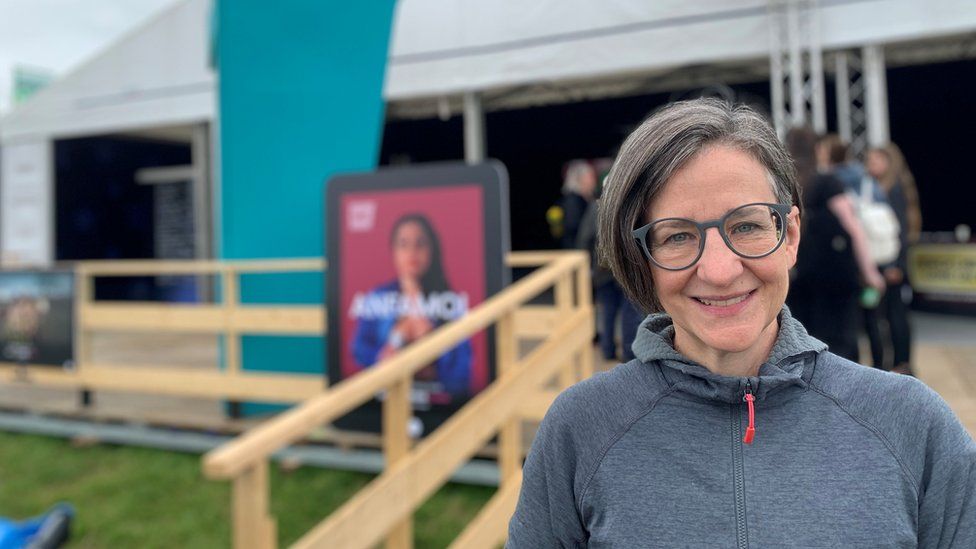 S4C 'ddim am ymddiheuro' am Saesneg ar y sianel - BBC Cymru Fyw