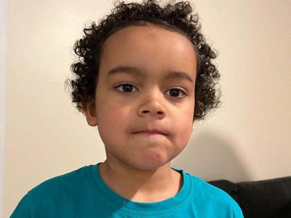 Homeless children: Living with trauma, tears and tiredness - BBC News