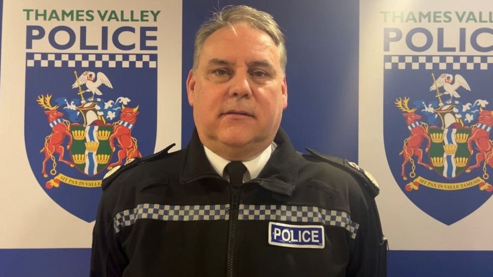 Thames Valley Police to get more neighbourhood officers - BBC News