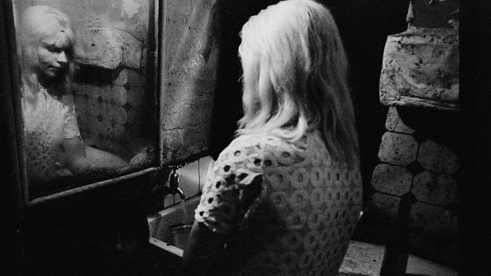 Do you know the people in these pictures of tenement life? - BBC News