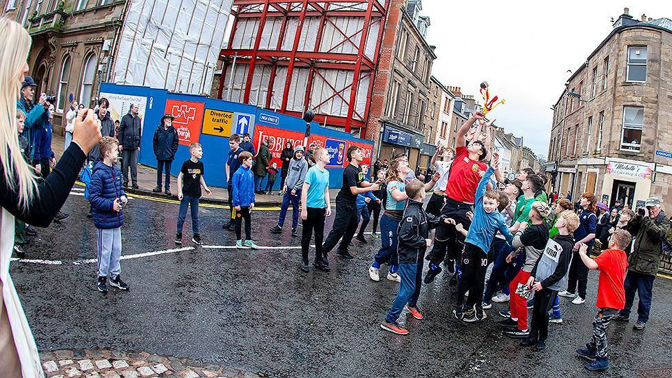 In pictures: Jedburgh ba' game takes to the streets - BBC News