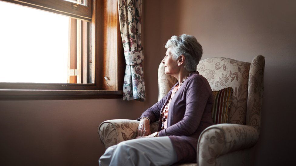 Household statistics show more Scots are living alone - BBC News