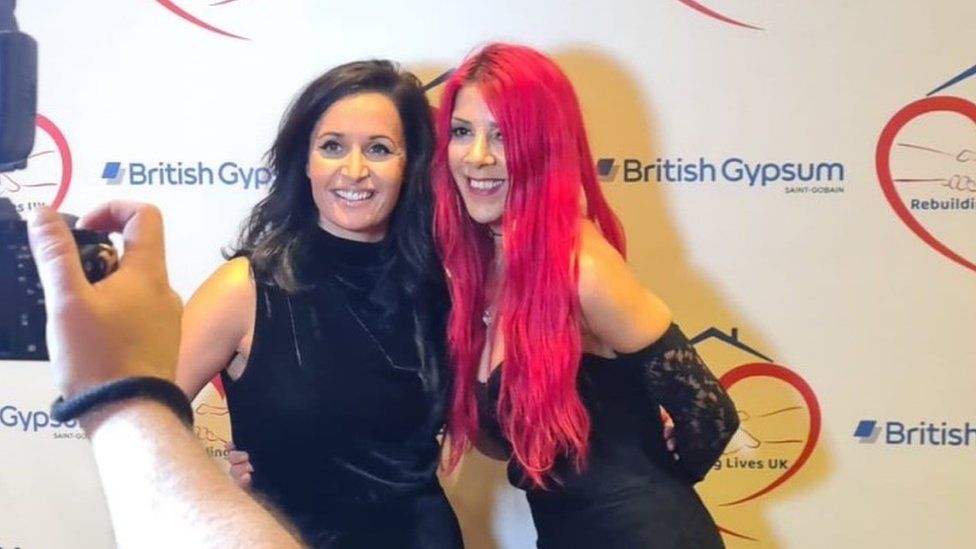 Female plasterer shocked by Chris de Burgh tribute - BBC News