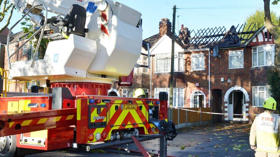 Leicester homes evacuated after a large loft fire - BBC News