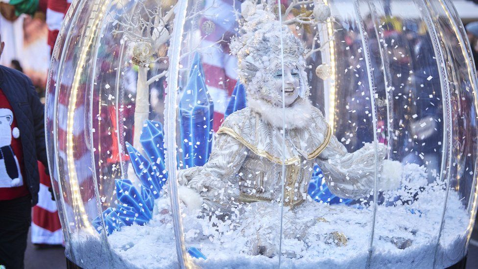Manchester: Thousands turn out for inaugural Christmas parade - BBC News