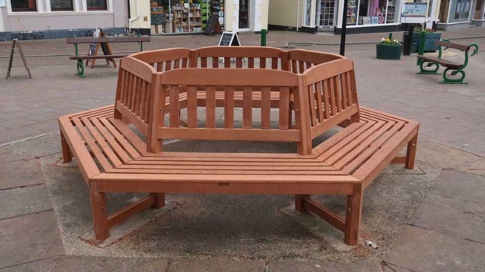 Seaton: Men replace rotting bench for community - BBC News