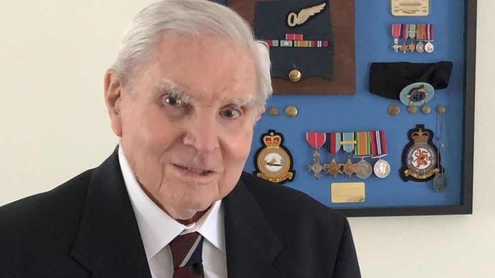 RAF veteran Stanley Booker, 98, awarded Legion D'Honneur - BBC News