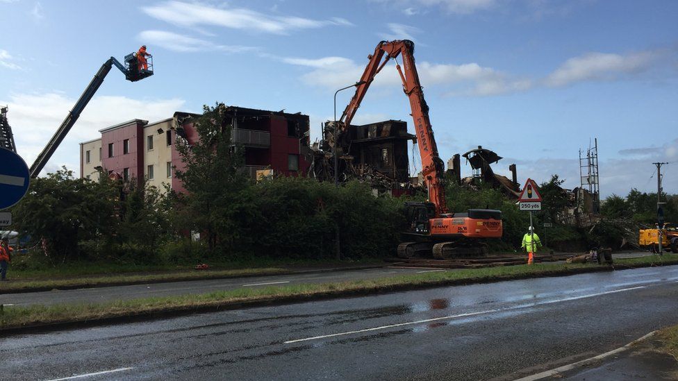 Premier Inn Bristol fire: Demolition work starts - BBC News