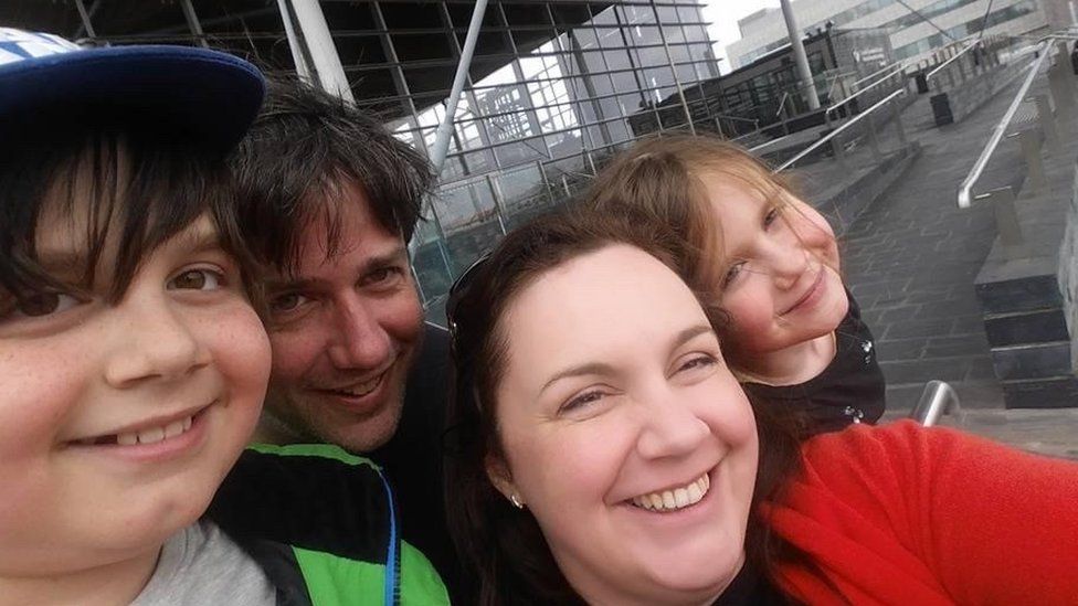 'Angen i gyfarfodydd ar-lein y Senedd barhau' - BBC Cymru Fyw