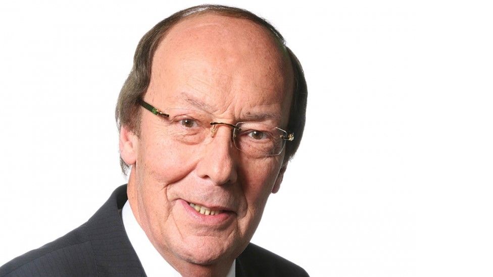 Fred Dinenage presents last ITV news show after 38 years - BBC News