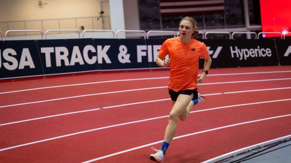 Osian Perrin: Gwibiwr Môn sy'n anelu am aur - BBC Cymru Fyw