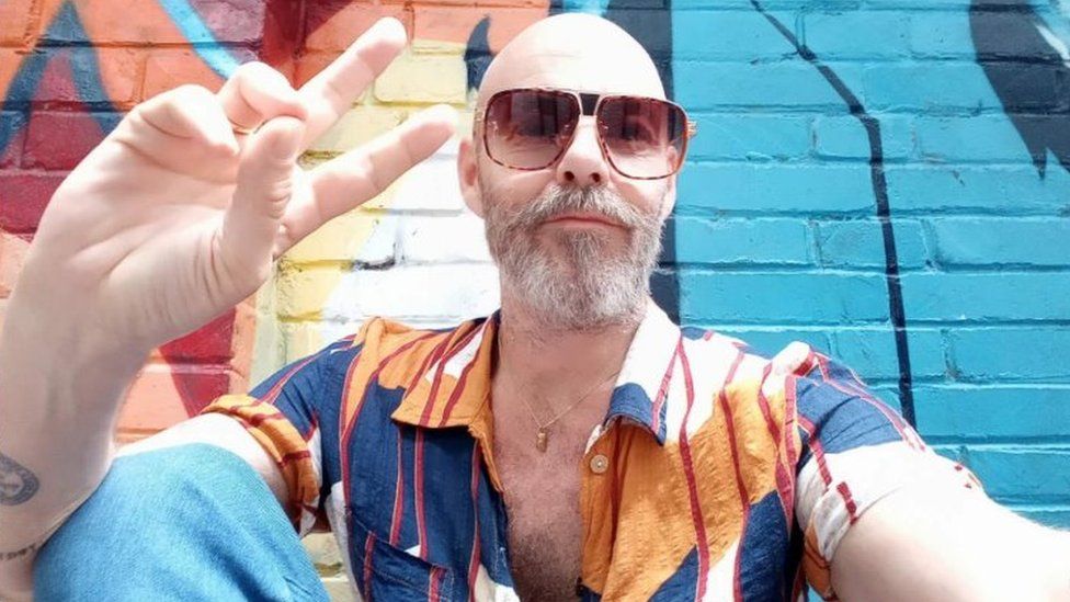 Coronavirus: British artist given all clear after China return - BBC News