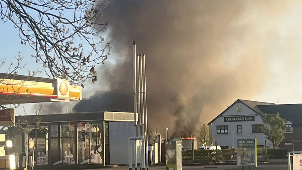 Roads reopened after fire at Corby Earlstrees Industrial Estate - BBC News