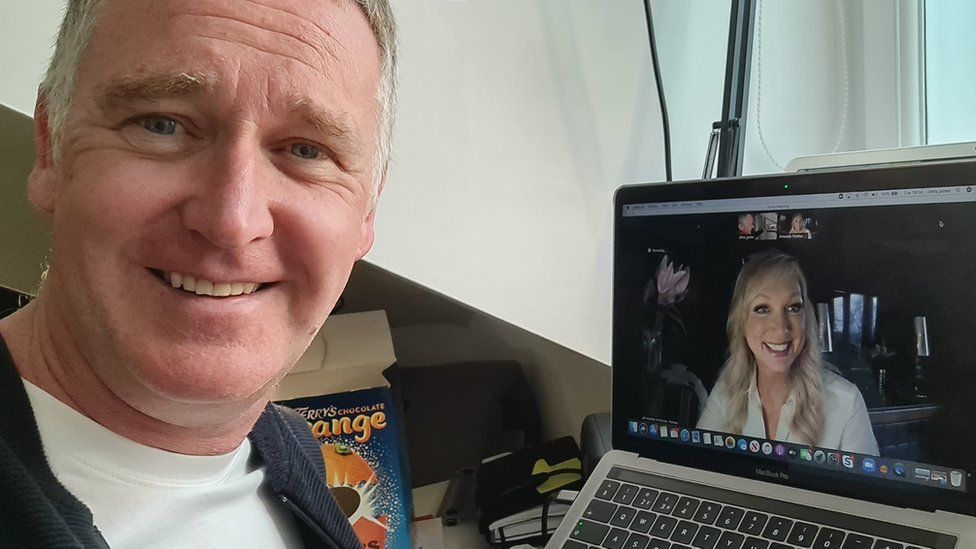 Chris Tywydd a'i sgyrsiau gyda chymeriadau Cymru - BBC Cymru Fyw