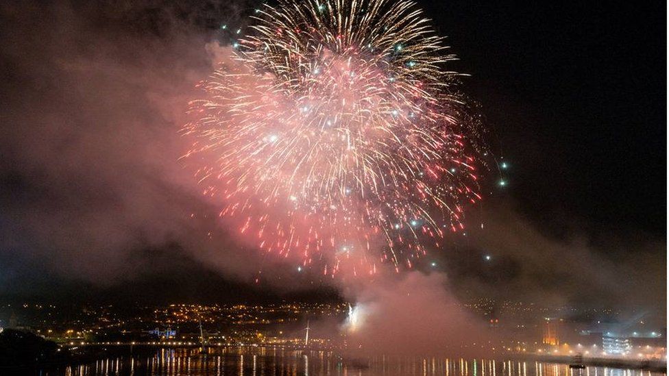 50,000 attend Derry Strabane Halloween festival and fireworks - BBC News
