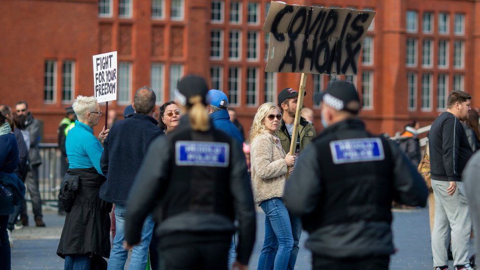 Cyhuddo Drakeford o fethu ag amddiffyn yr heddlu - BBC Cymru Fyw