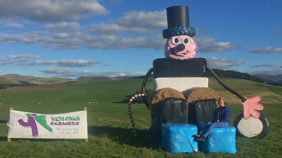 Farmers from around Scotland make art from bales of hay - BBC News