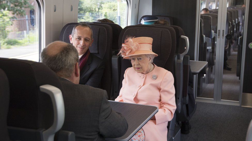 Queen recreates historic train journey - BBC News
