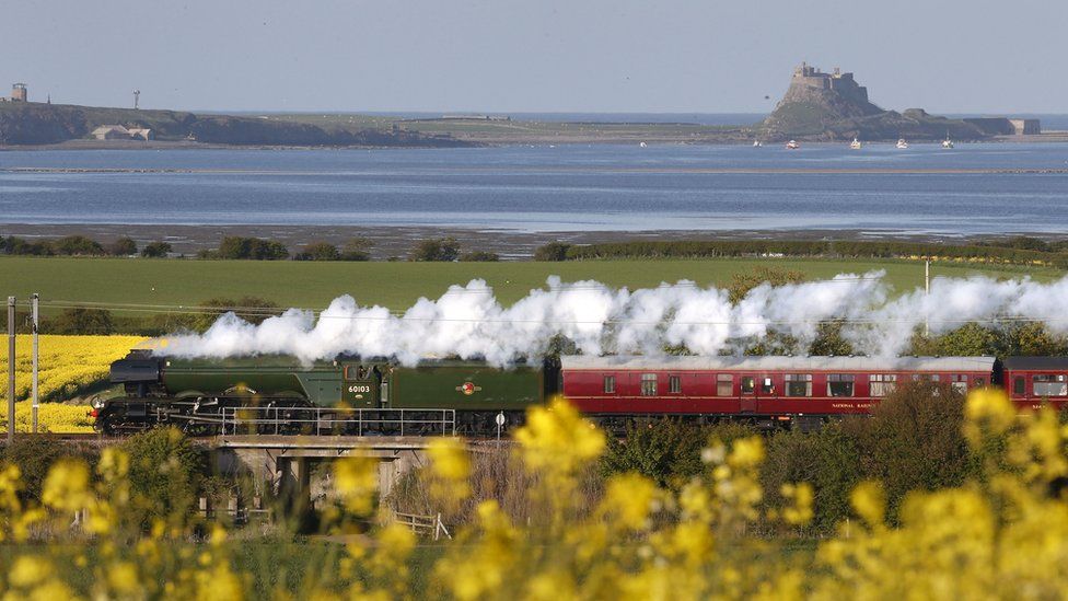 Thousands celebrate Flying Scotsman's return to Scotland - BBC News