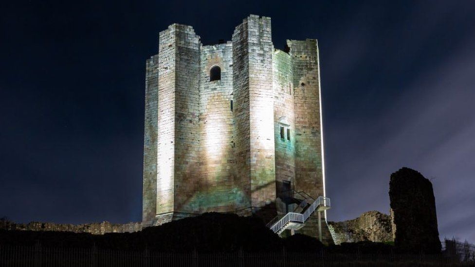 Conisbrough Castle illuminated for first time in 25 years - BBC News