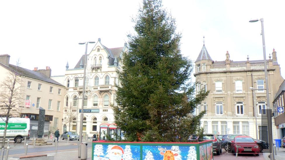 Christmas cross-border trade stays healthy in Newry - BBC News