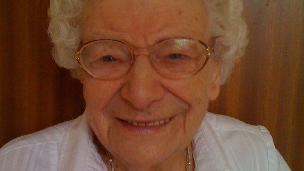 TAVI heart procedure for 101-year-old Birmingham woman - BBC News