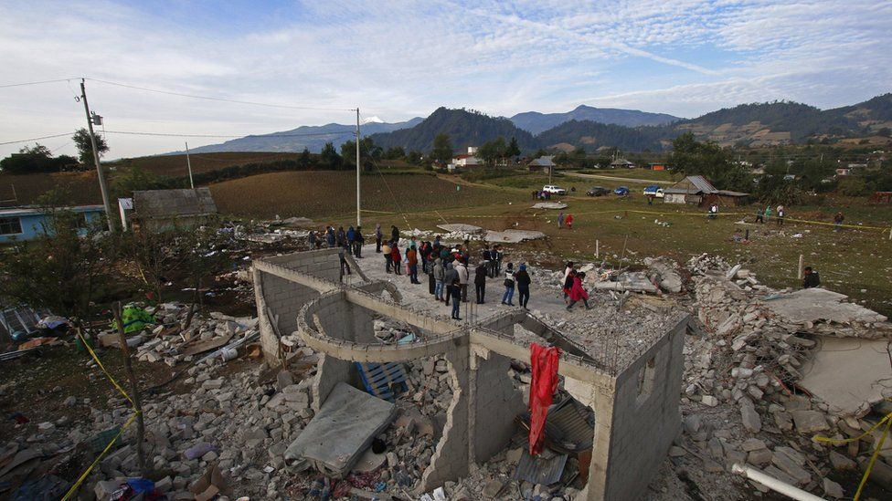 Mexico fireworks explosion kills 14 - BBC News